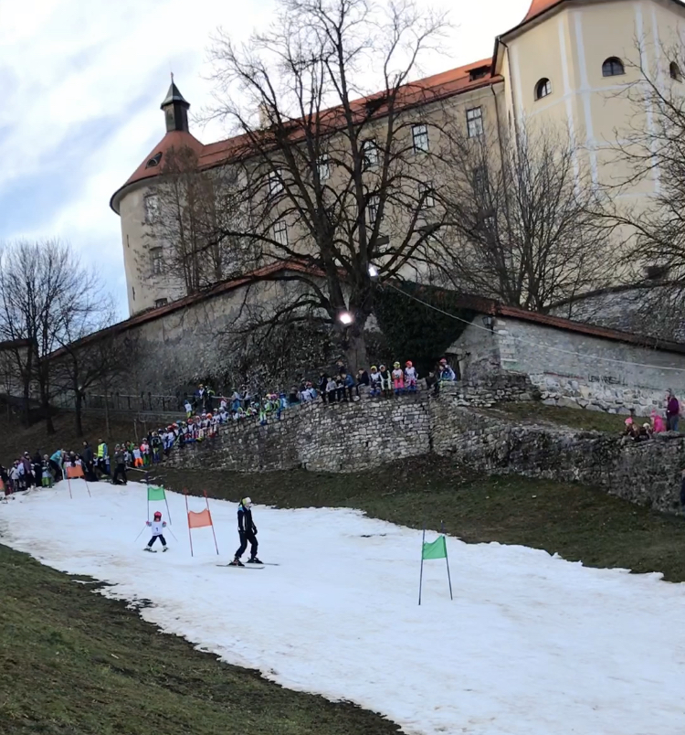 Cicibani so smučali pod škofjeloškim gradom – SK Poljane